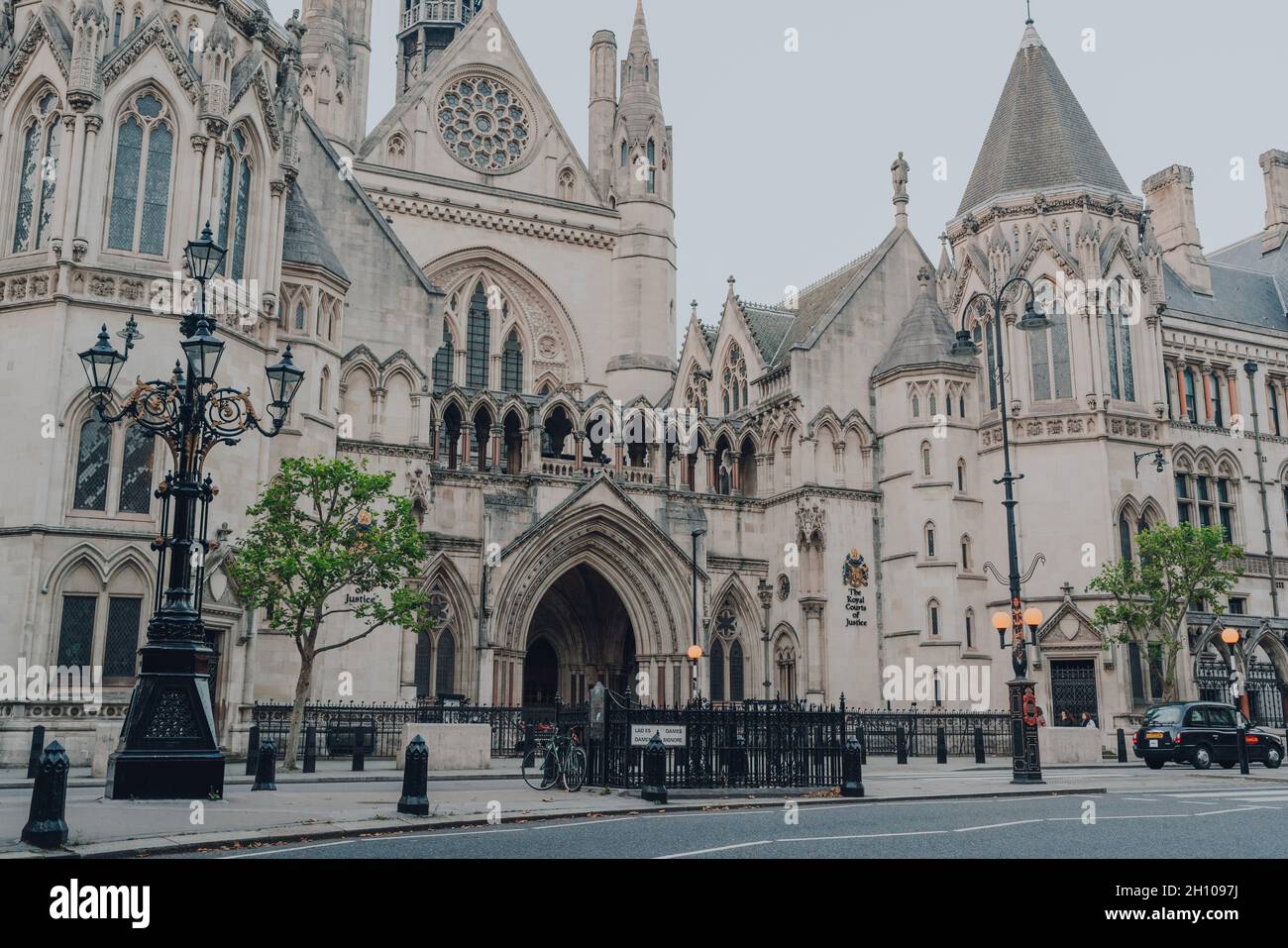Facade of a high court building hi-res stock photography and images - Alamy