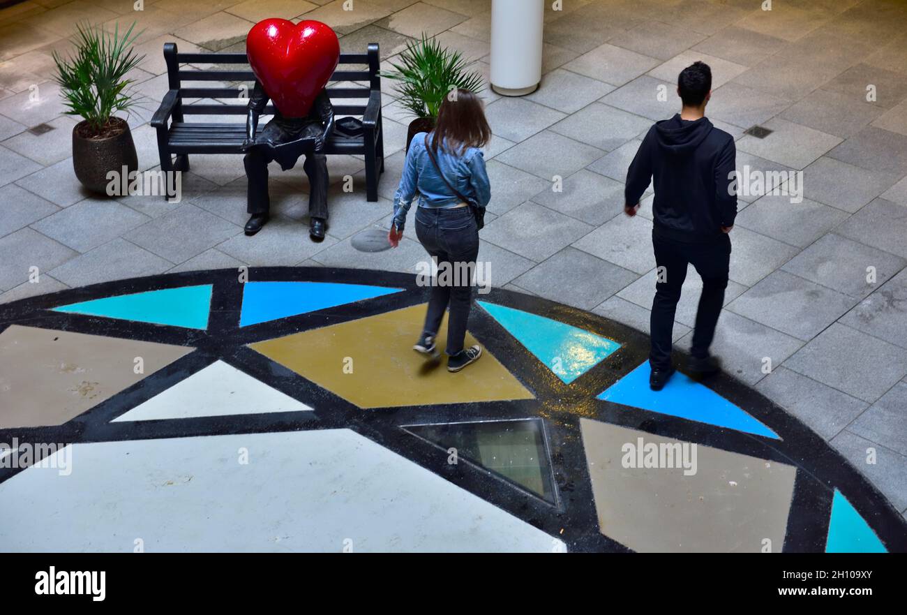 Cube sculpture hi-res stock photography and images - Alamy