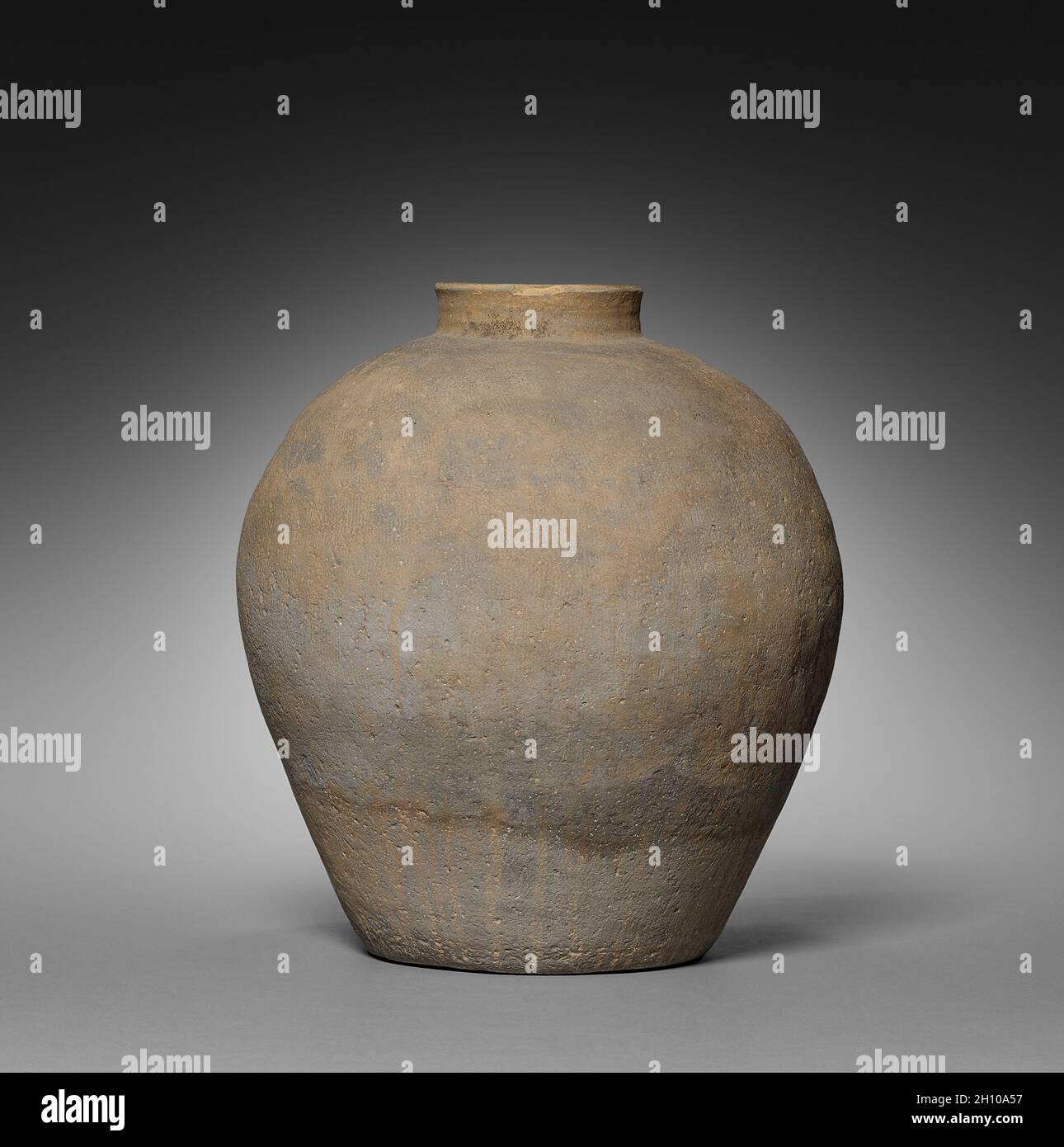 Lidded urn hi-res stock photography and images - Alamy