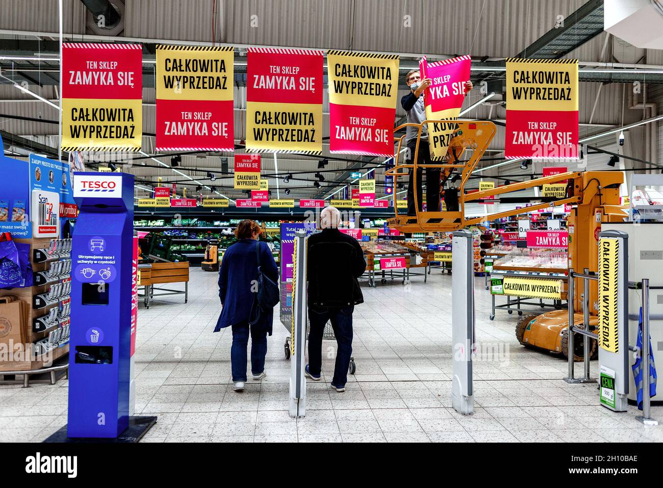Tesco staff hi-res stock photography and images - Alamy