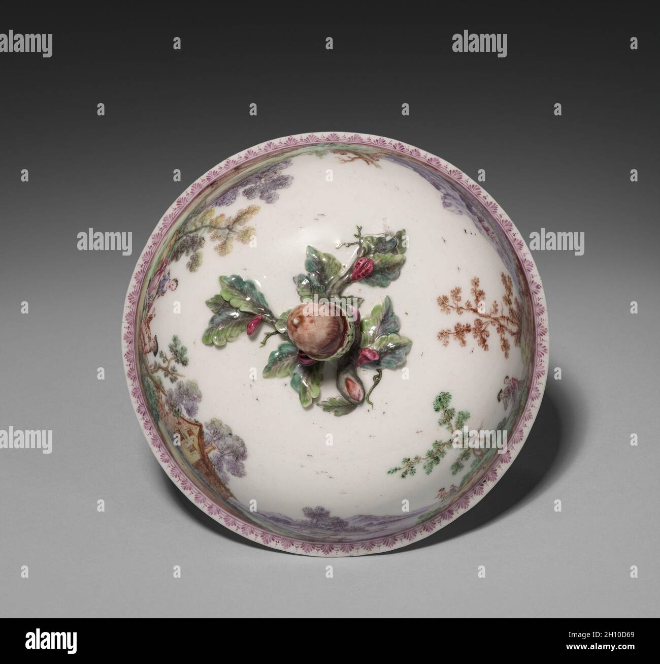 Porcelain with decorations hi-res stock photography and images - Alamy