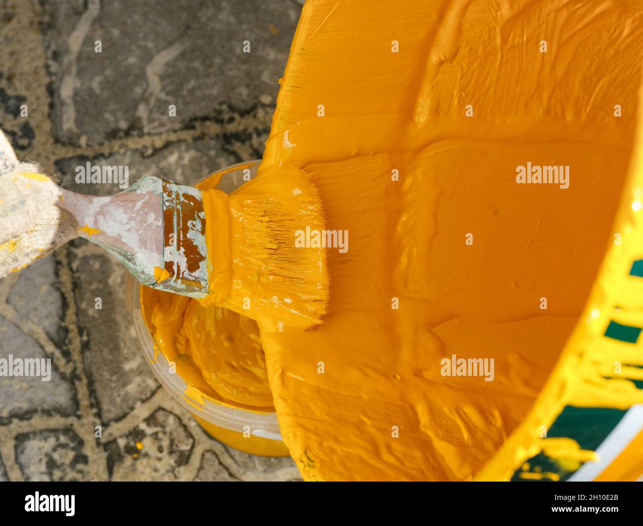 Pouring yellow paint hi-res stock photography and images - Alamy