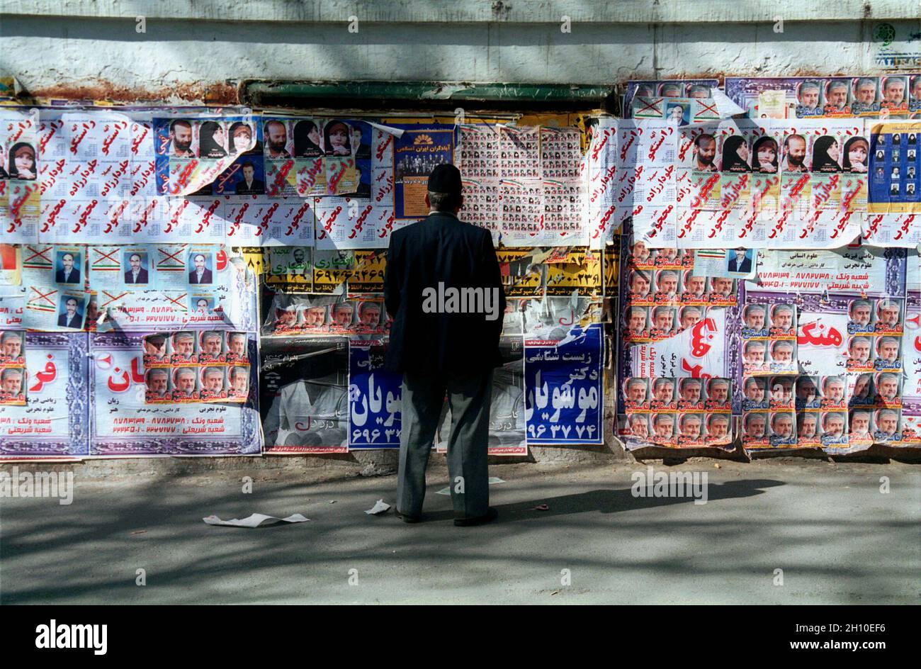 Man reading posters hi-res stock photography and images - Alamy
