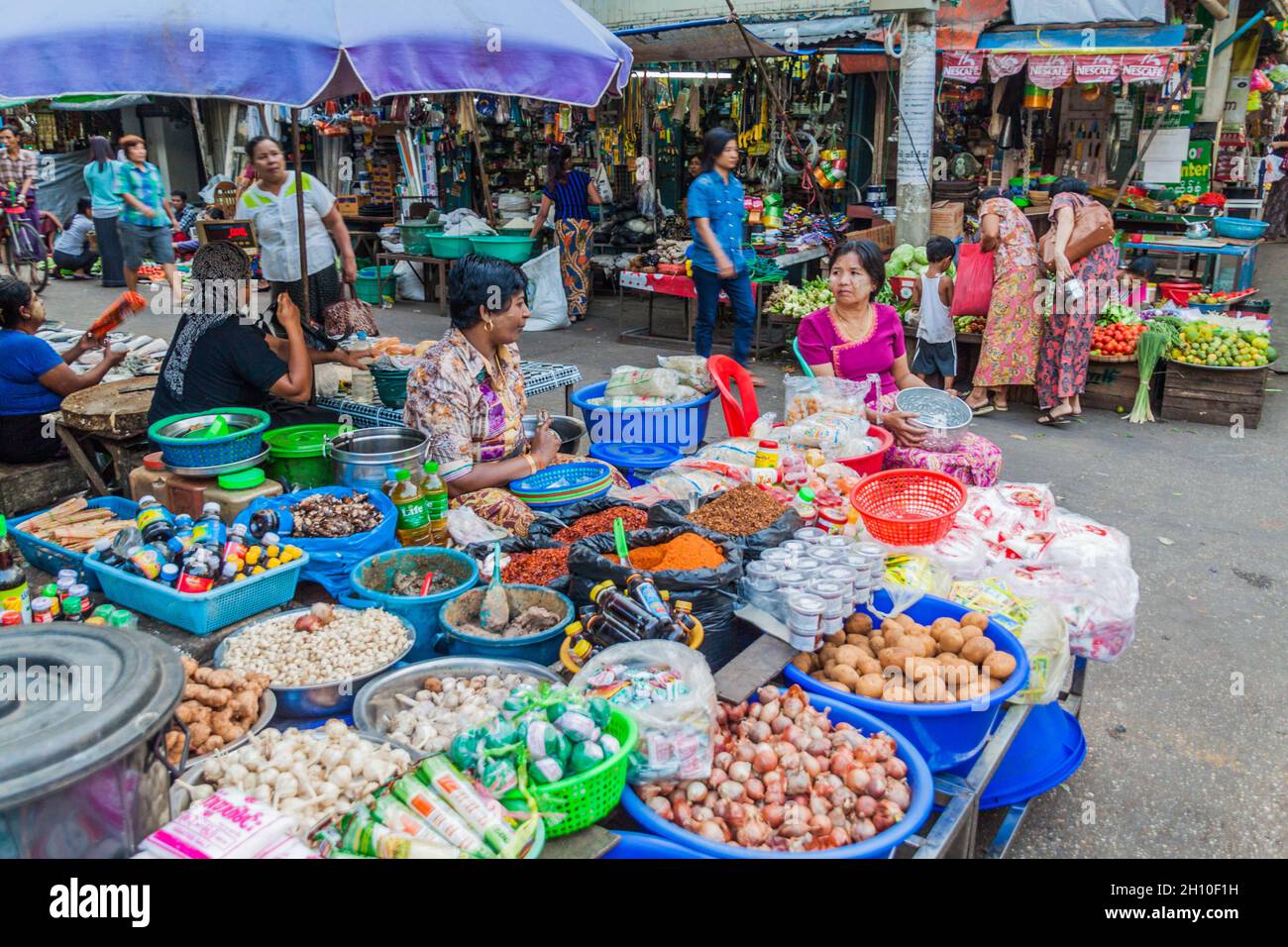 YANGON, MYANMAR - DECEMBER 15, 2016: Street food stalls in Yangon Stock ...