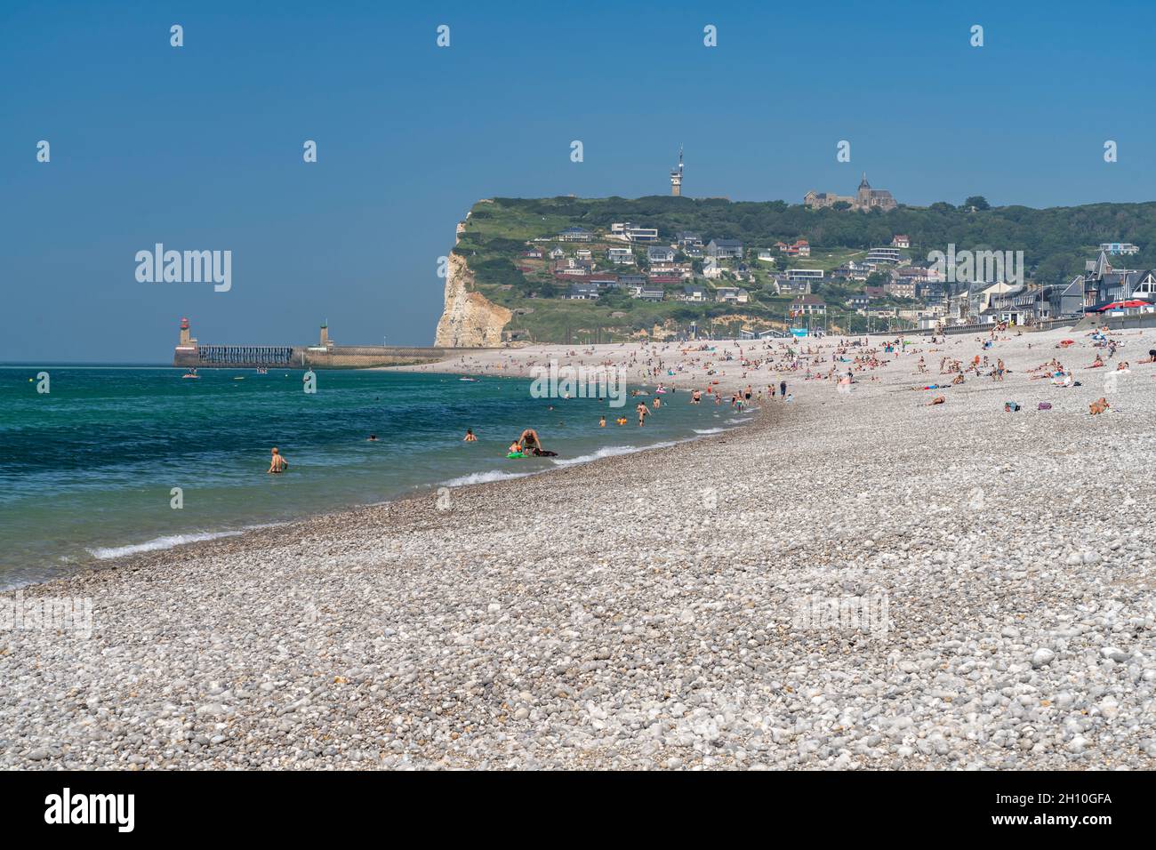 Strand und Steilküste von Fécamp, Normandie, Frankreich | Beach and ...