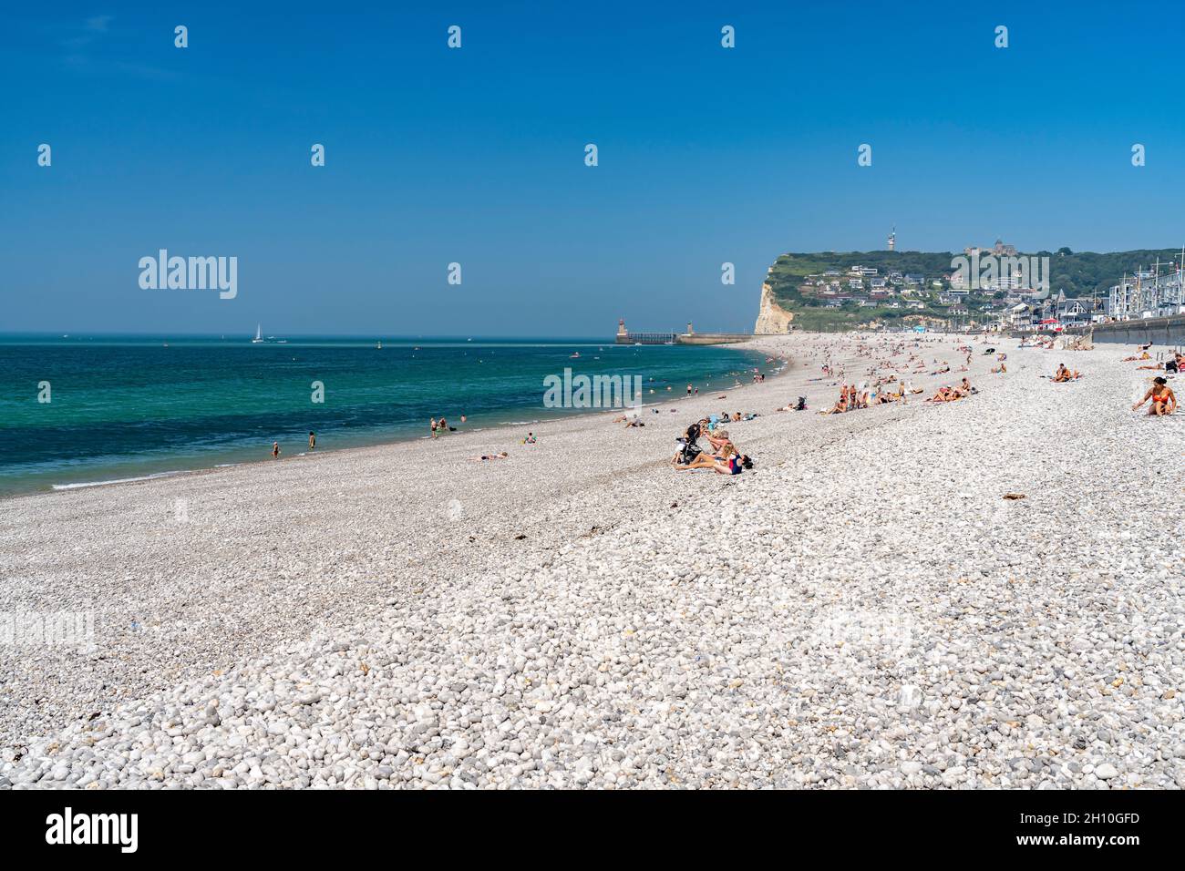 Strand und Steilküste von Fécamp, Normandie, Frankreich | Beach and ...