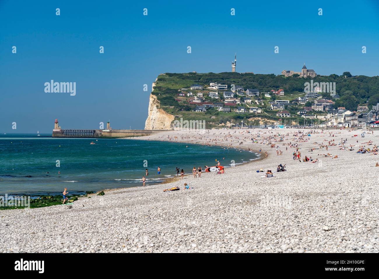 Strand und Steilküste von Fécamp, Normandie, Frankreich | Beach and ...