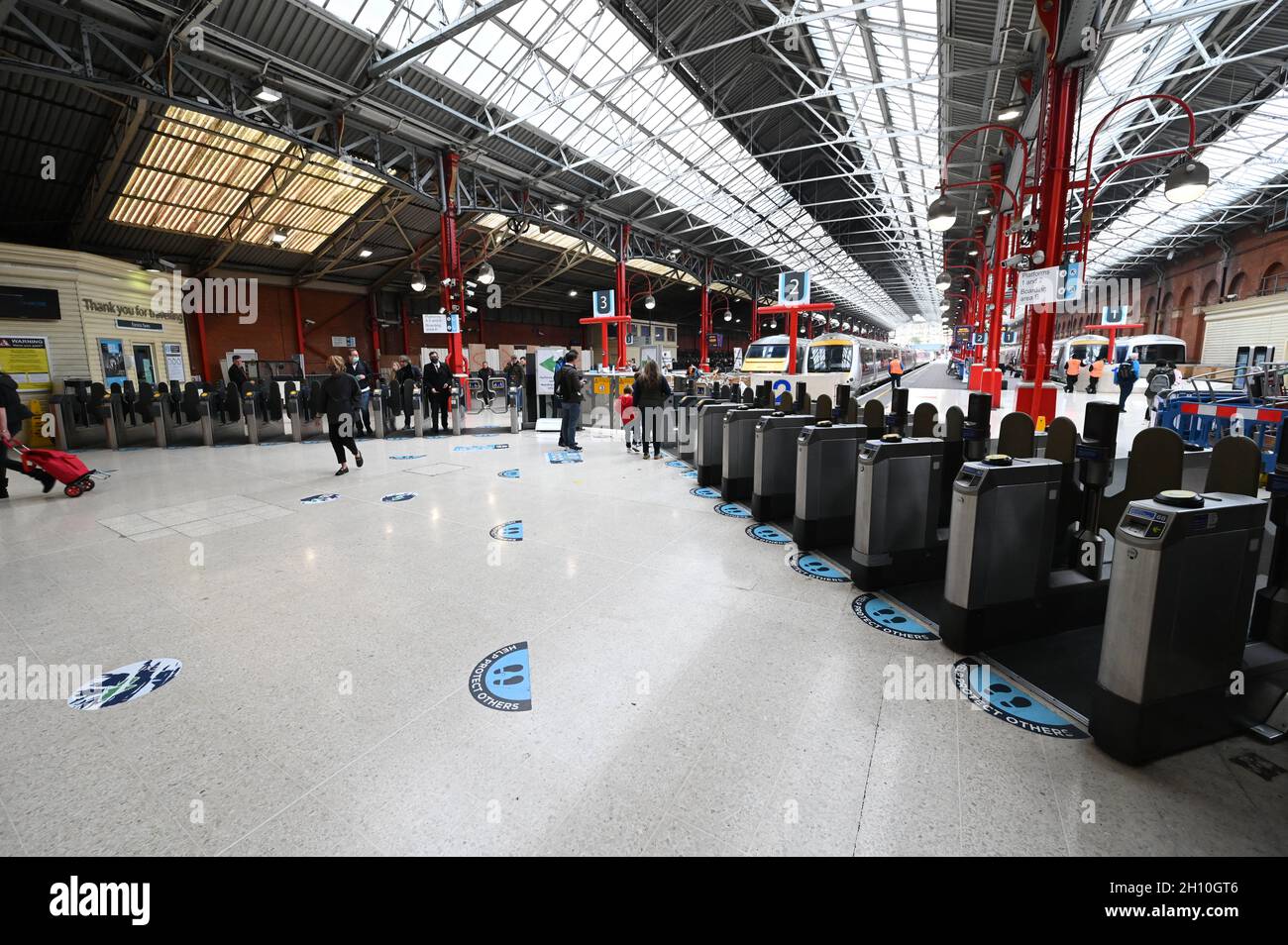 The hustle and bustle of passenger and trains at this London Termini ...