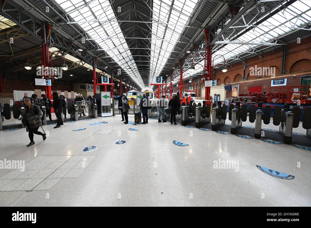 The hustle and bustle of passenger and trains at this London Termini ...