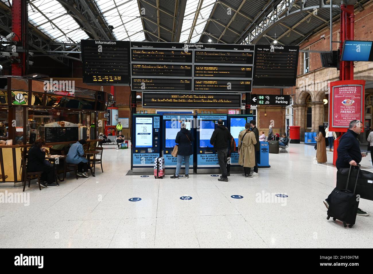 The inner foyer of Marylebone station Stock Photo - Alamy