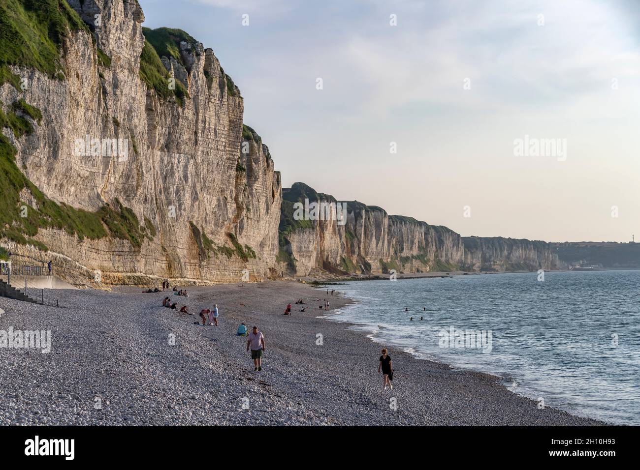 Strand und Steilküste von Fécamp, Normandie, Frankreich | Beach and ...