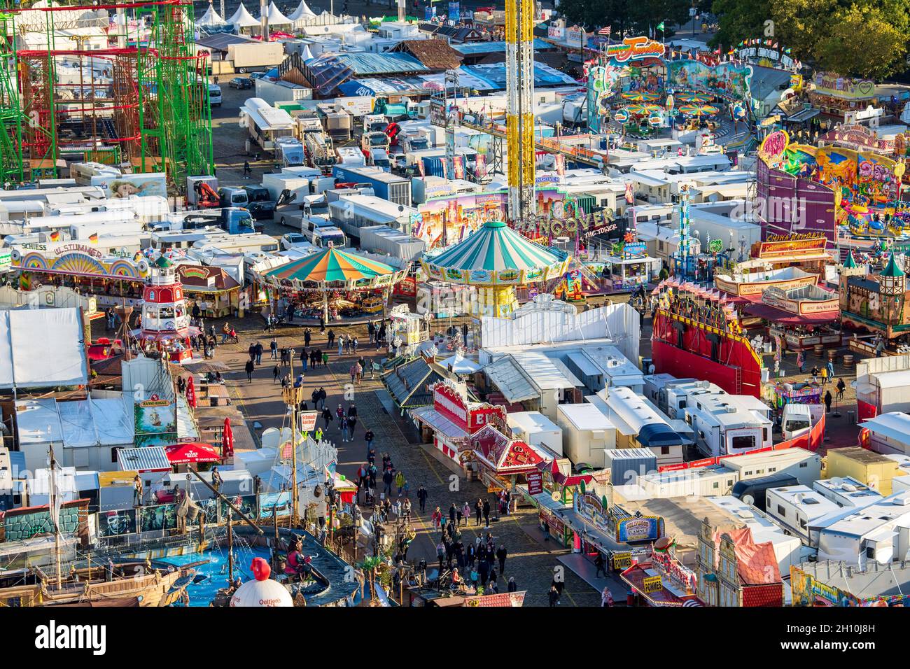 Bremen, Germany. 15th Oct, 2021. The Bremen Freimarkt takes place on ...