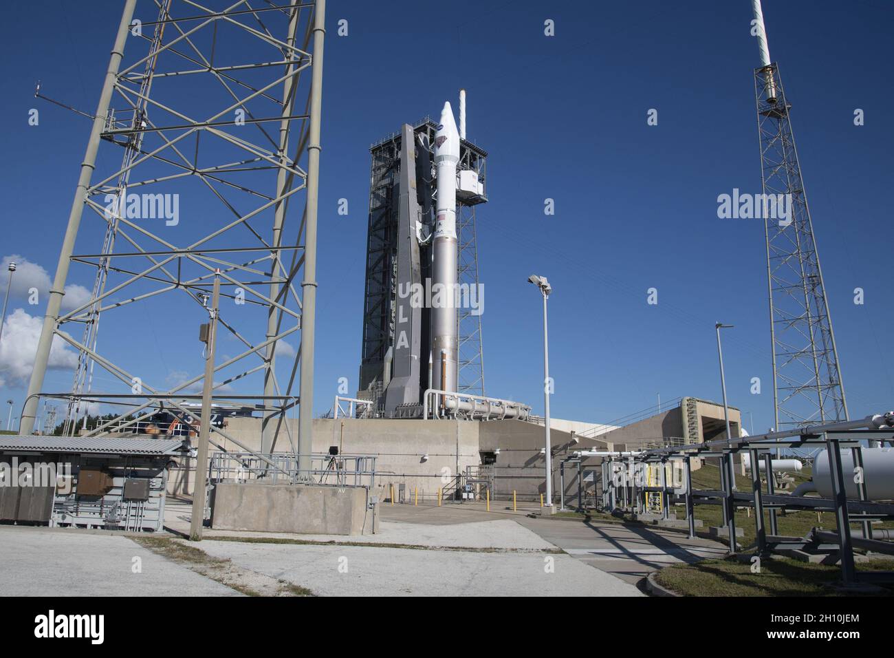 A United Launch Alliance (ULA) Atlas V rocket stands on Complex 41 at ...