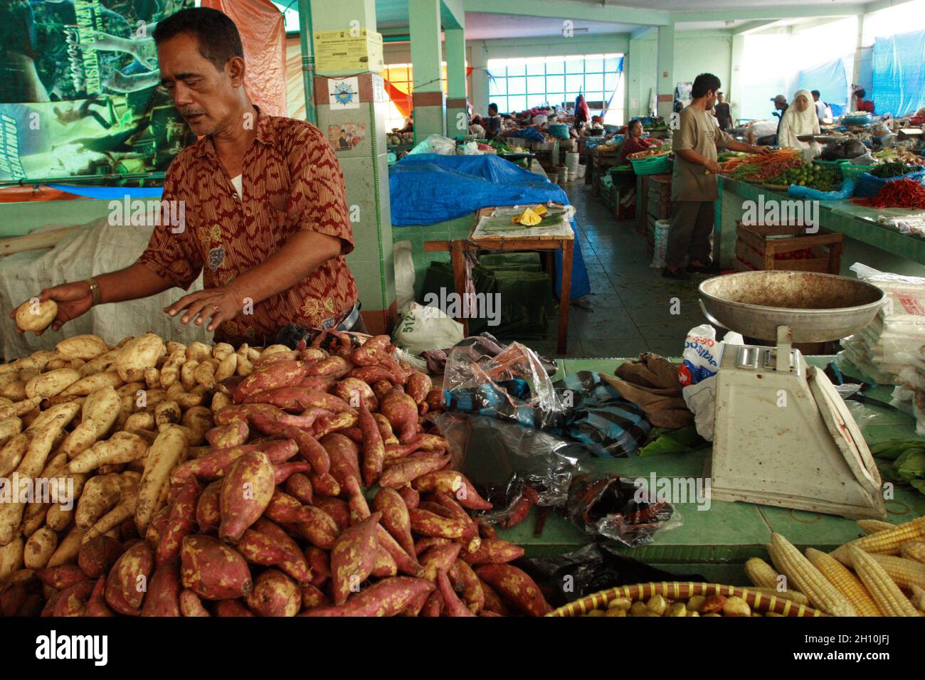Man selling vegetables in indonesia hi-res stock photography and images ...