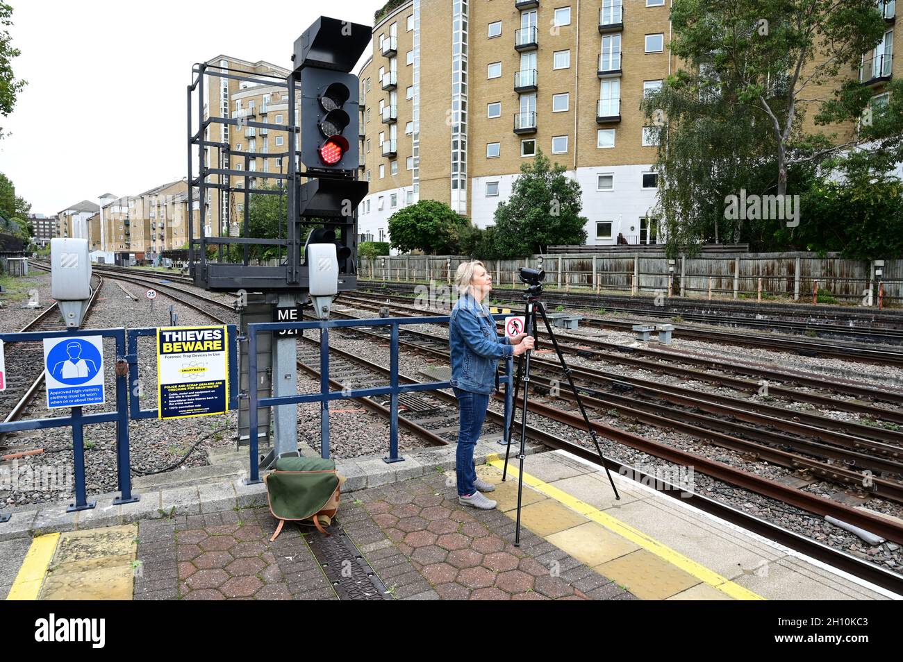 A Lady train spotter at Marylebone station Stock Photo - Alamy