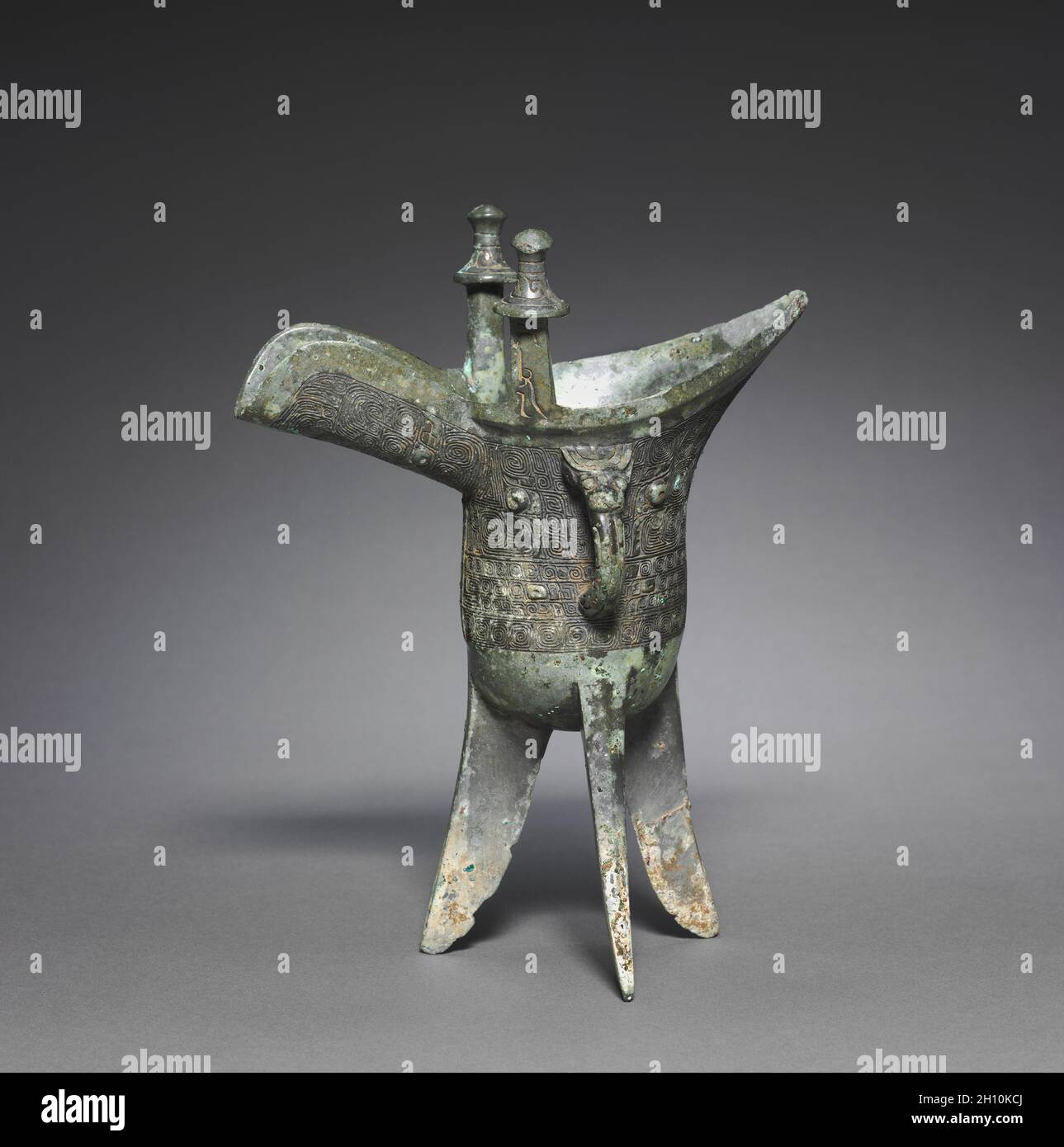 Shang dynasty bronze vessel hi-res stock photography and images - Alamy