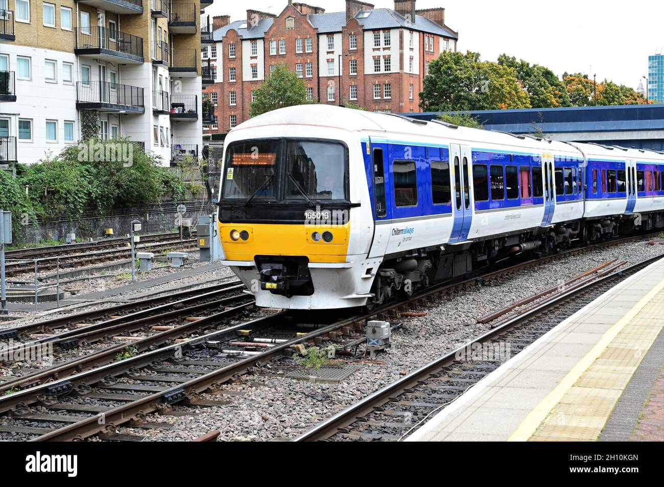 A class 165 leaving London Marylebone station in London Stock Photo - Alamy