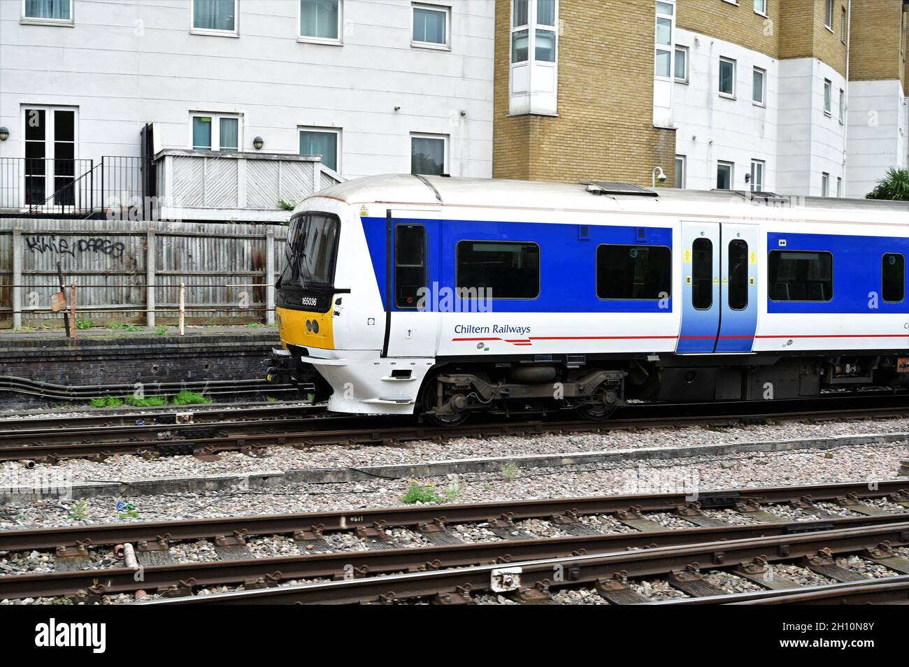 A class 165 arriving at London Marylebone station Stock Photo - Alamy