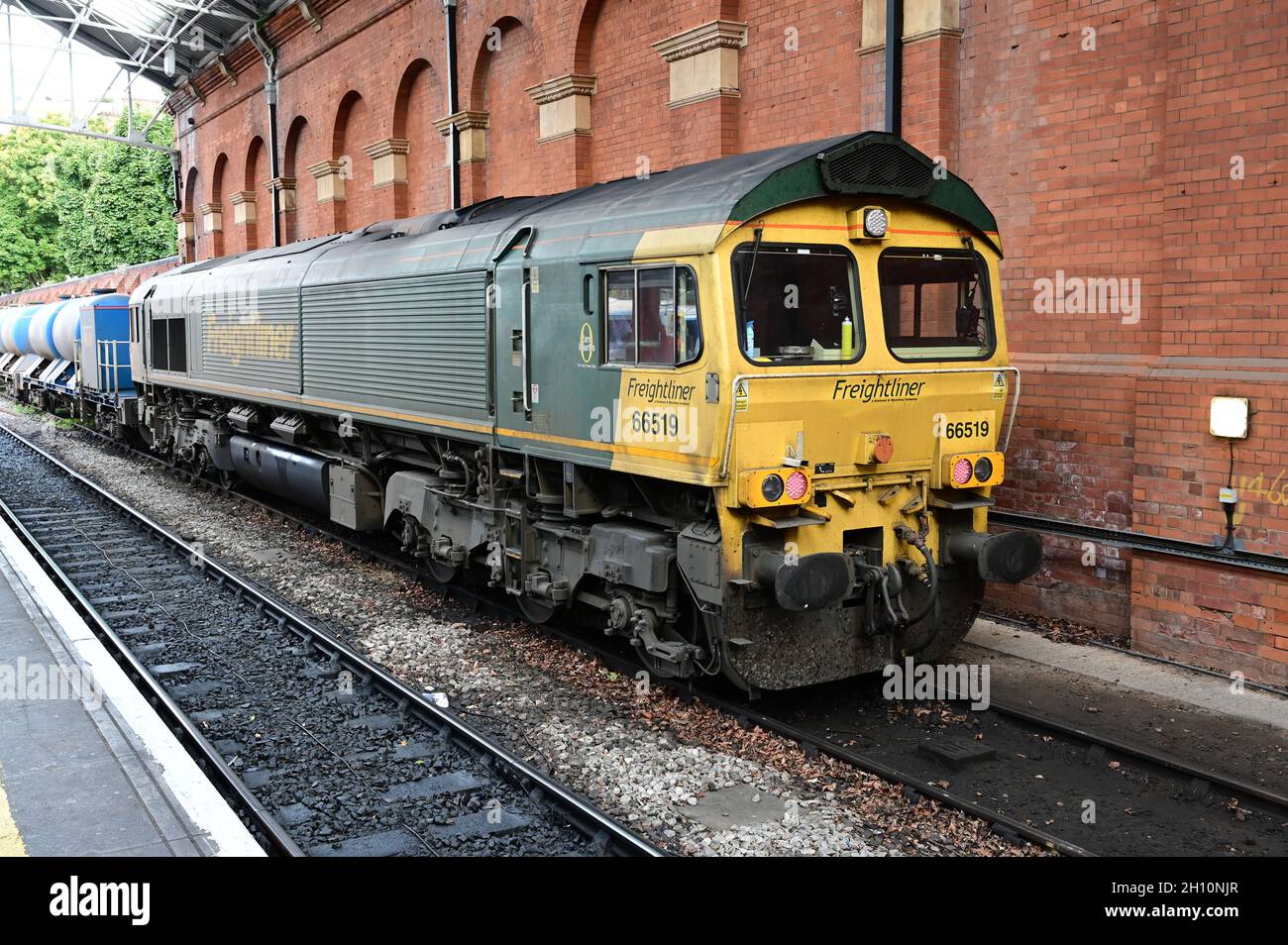 A class 66 Freightliner diesel locomotive at Marylebone station termini ...