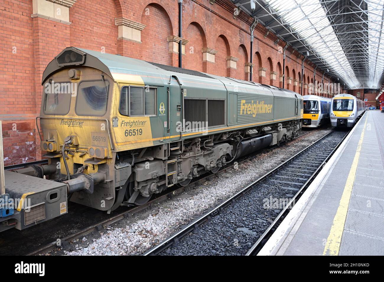 A class 66 Freightliner diesel locomotive at Marylebone station termini ...
