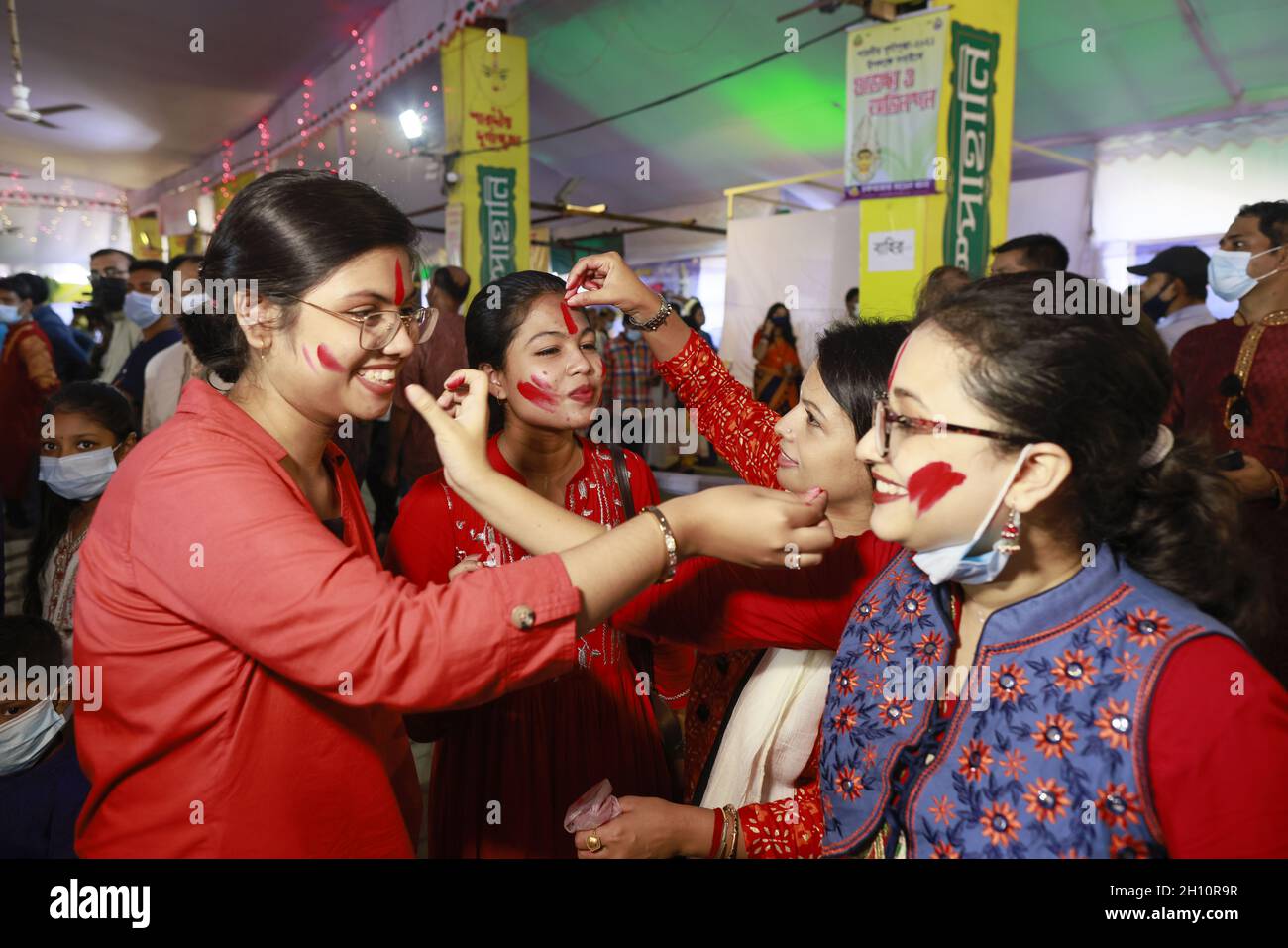 Sindoor khela dhaka hi-res stock photography and images - Alamy