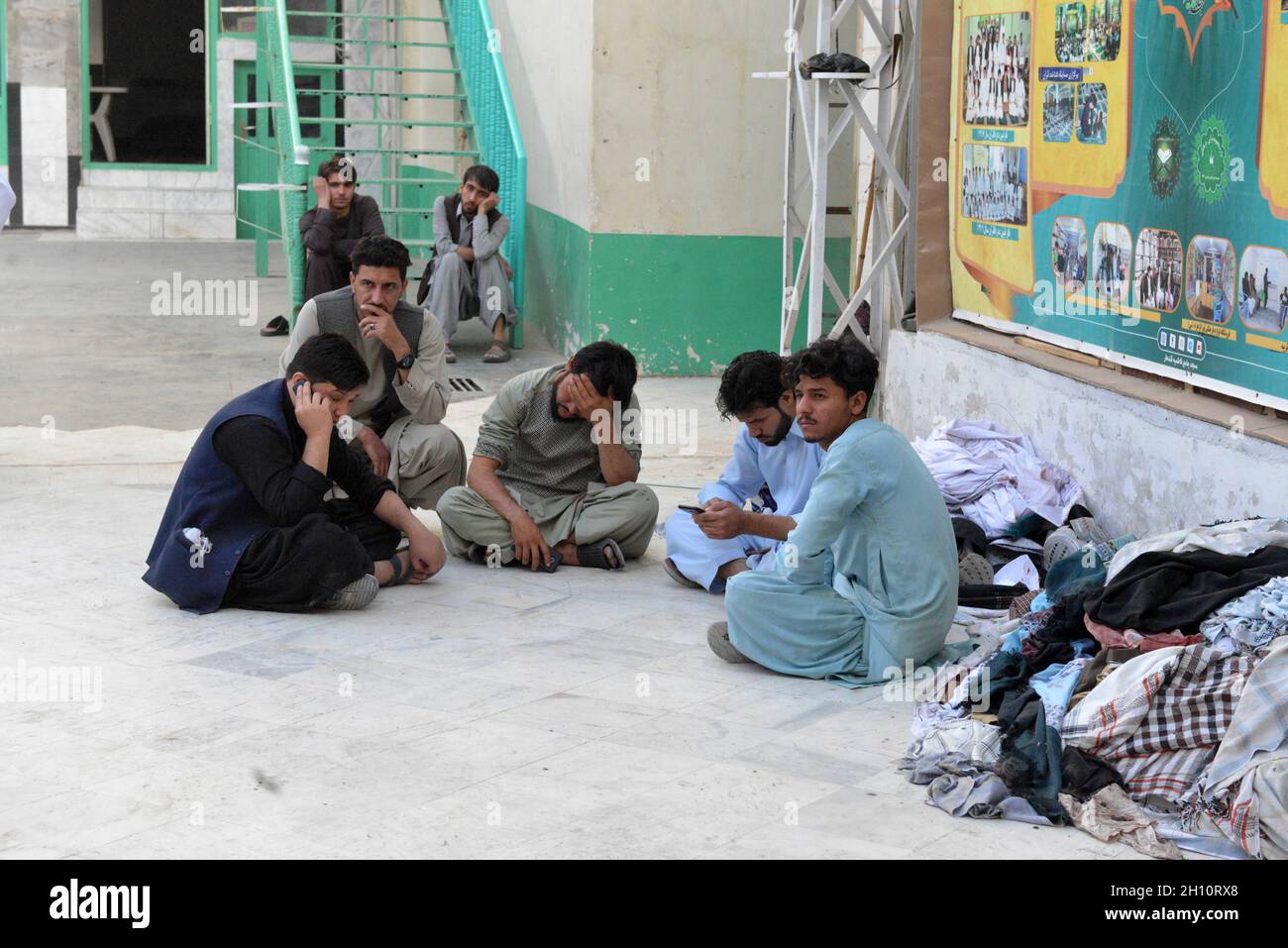 Kandahar. 15th Oct, 2021. Photo taken on Oct. 15, 2021 shows people at ...