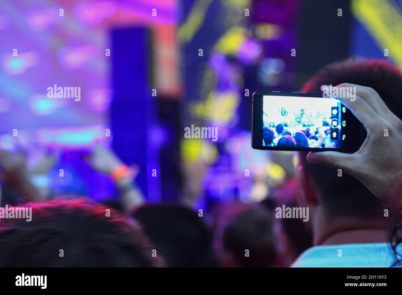 Hand filming phone hi-res stock photography and images - Alamy