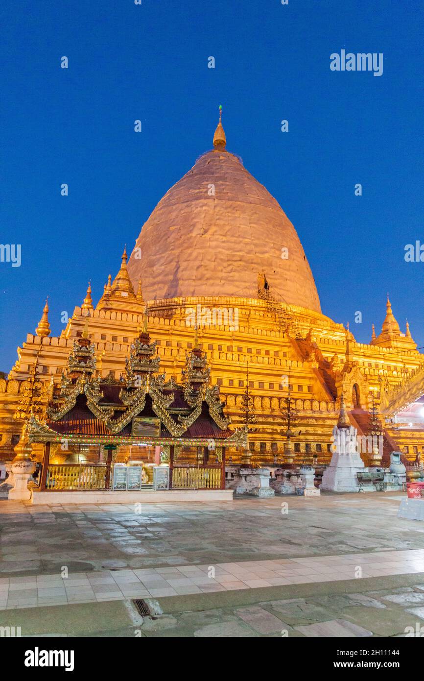 The shwezigon pagoda shwezigon paya hi-res stock photography and images ...
