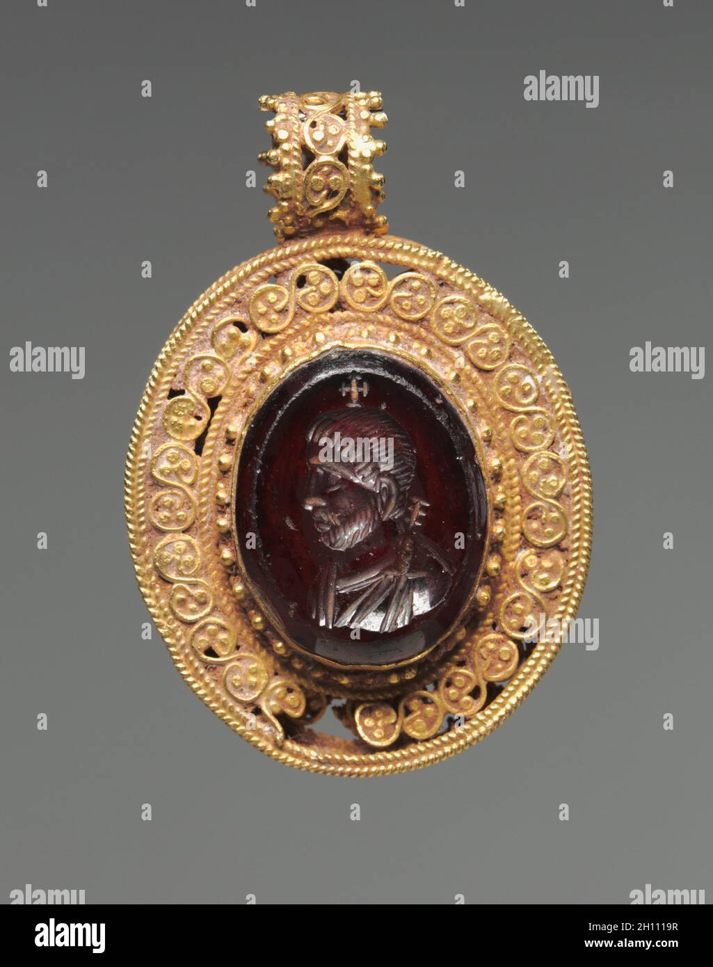 Gold filigree setting hi-res stock photography and images - Alamy