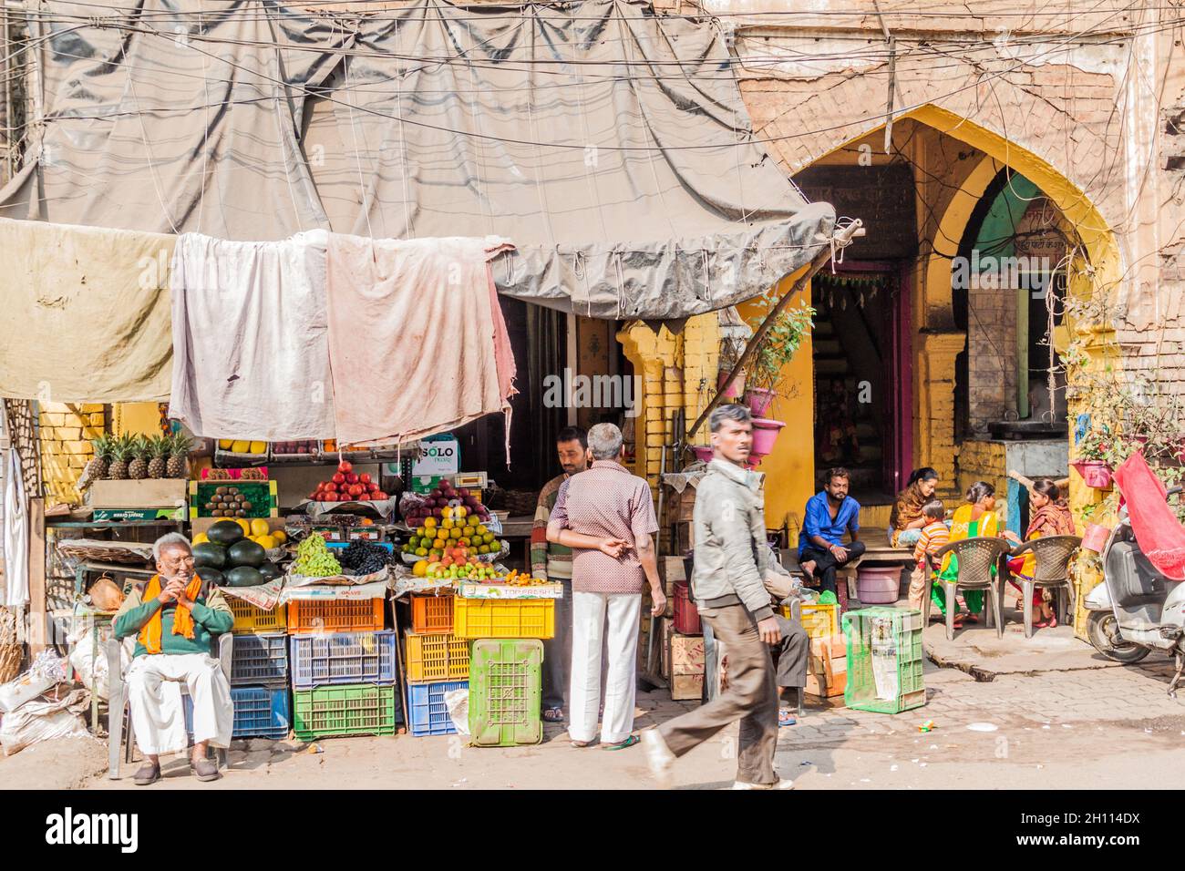 Rickshaw in street in lucknow hi-res stock photography and images - Alamy