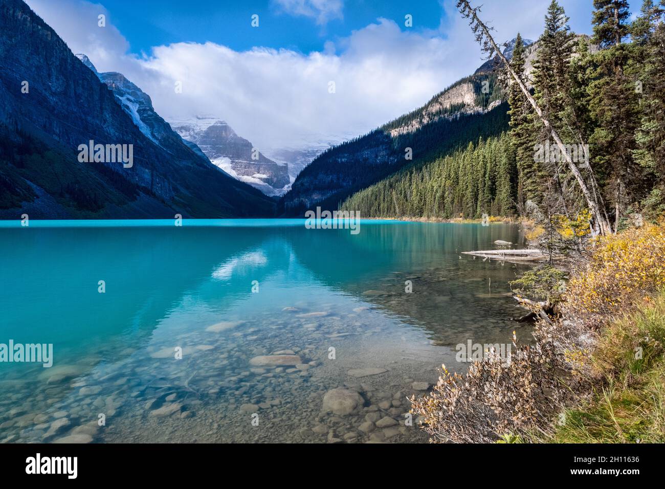 Canadian rockies turquoise water hi-res stock photography and images ...