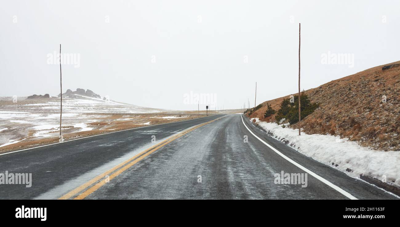 Empty road snow mountains hi-res stock photography and images - Alamy