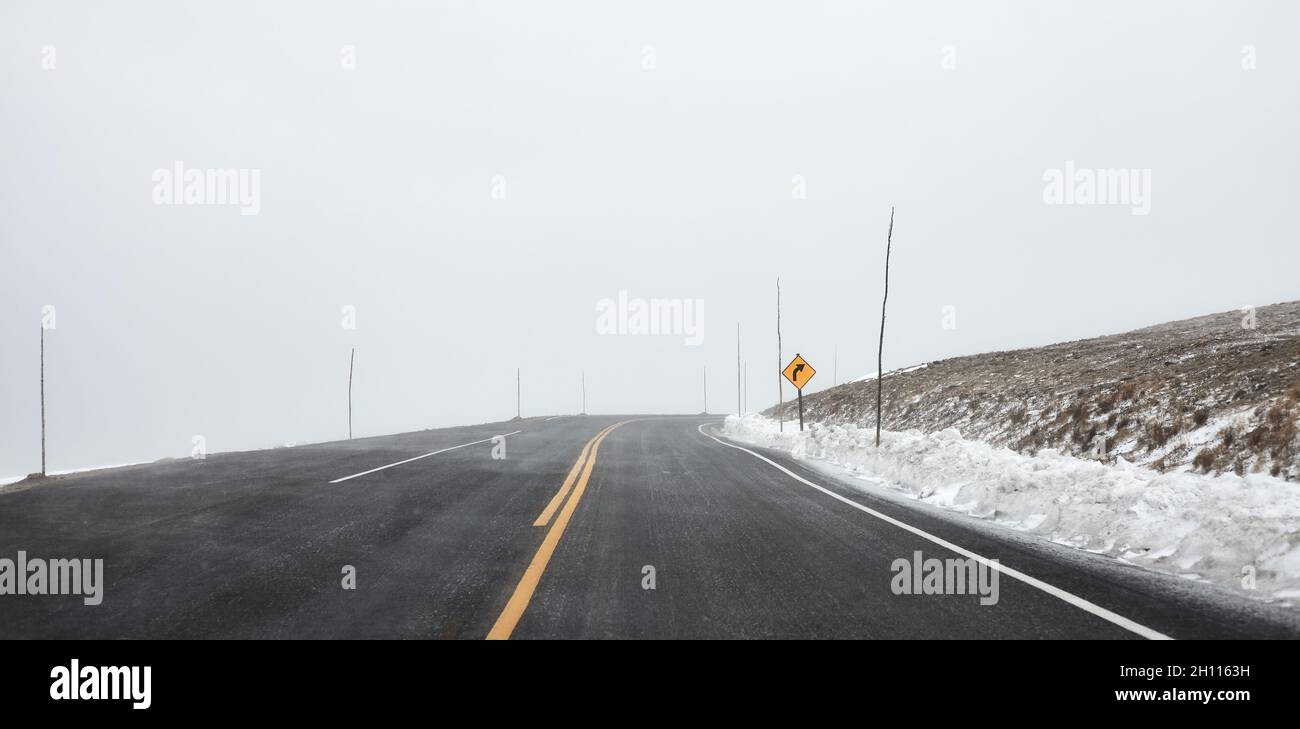 Empty road snow mountains hi-res stock photography and images - Alamy
