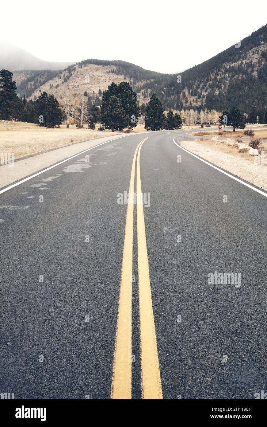 Empty mountain asphalt road hi-res stock photography and images - Alamy