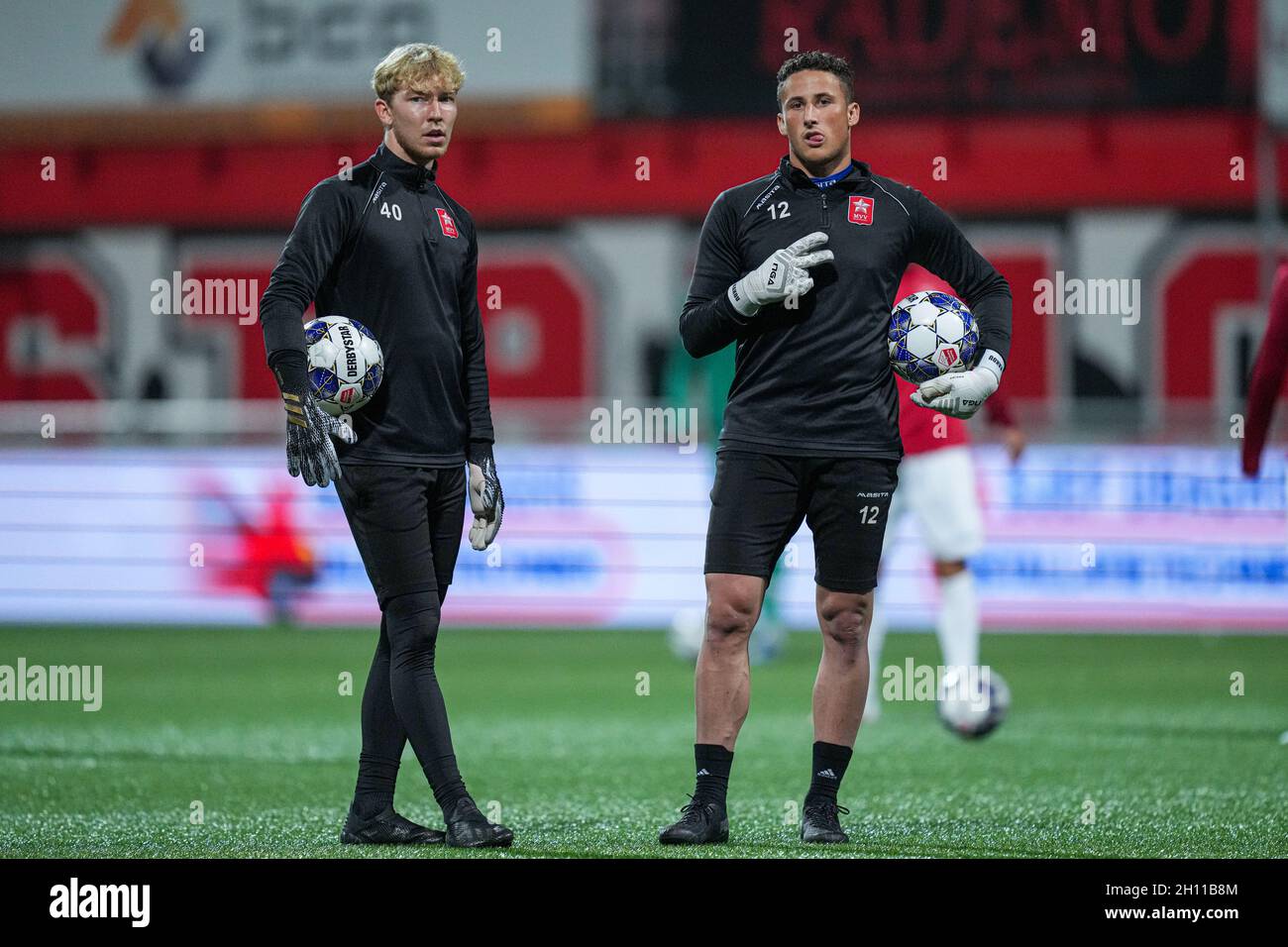 MAASTRICHT, NETHERLANDS - OCTOBER 15: Goalkeeper Joshua Wehking of MVV ...
