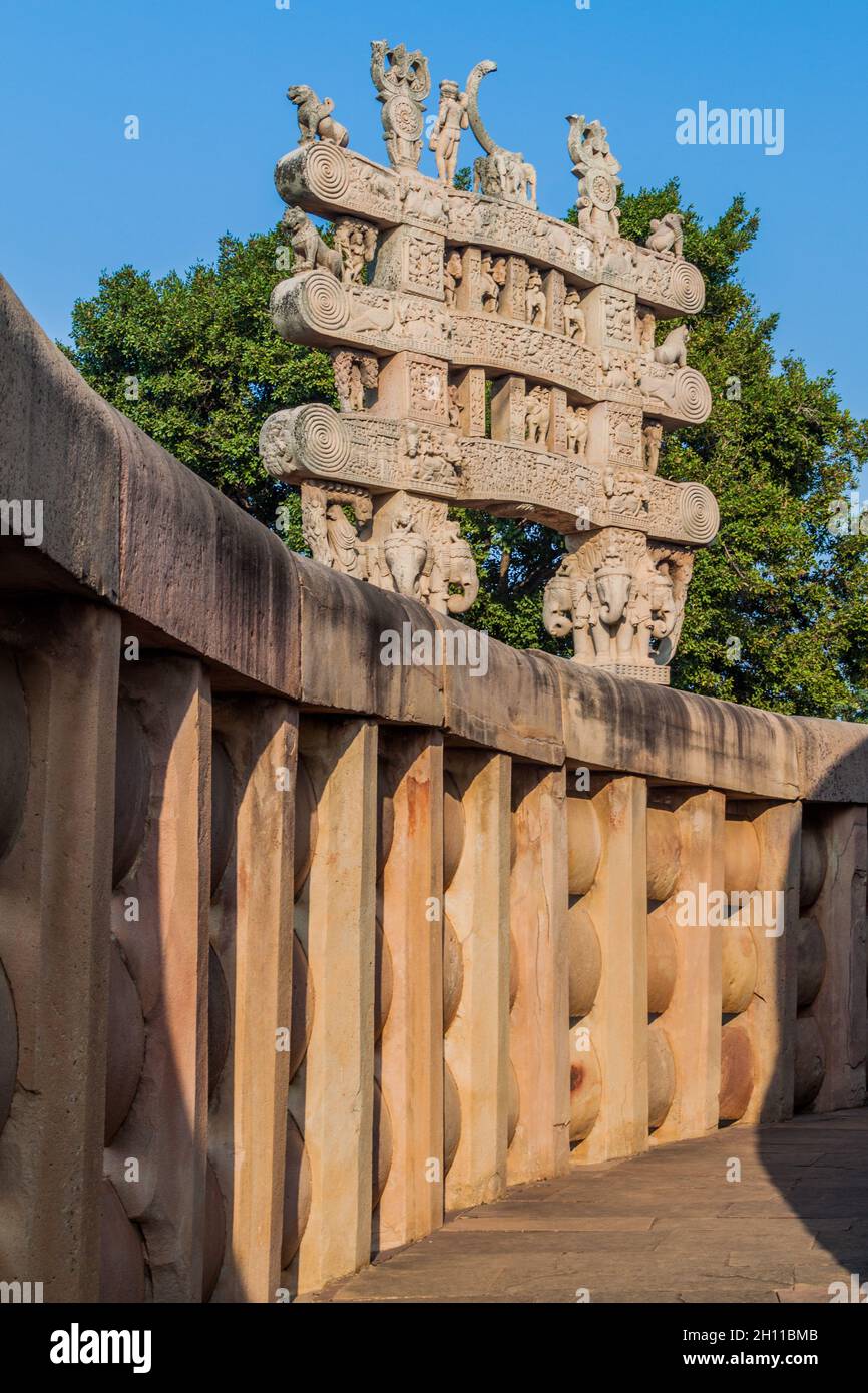 Gateway torana of the great stupa hi-res stock photography and images ...