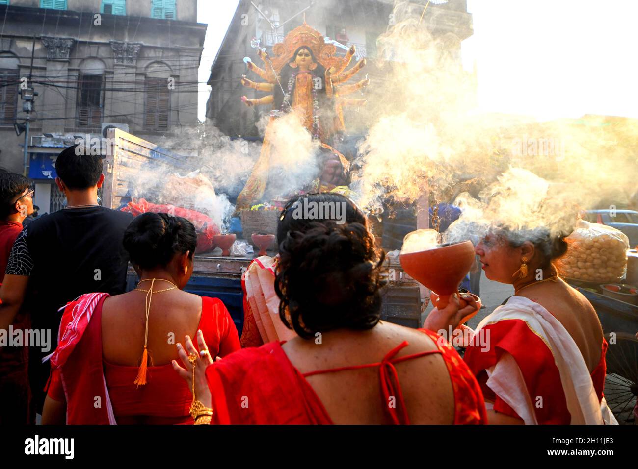 Kolkata, India. 15th Oct, 2021. Hindu woman dances with Dhunachi ...