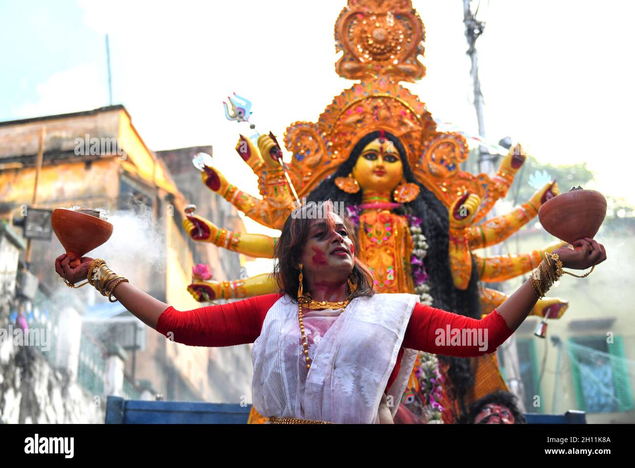 Kolkata, India. 15th Oct, 2021. A Hindu woman seen dancing with ...