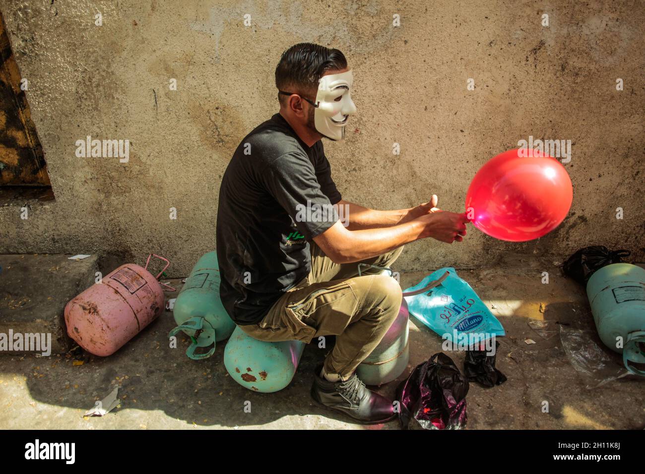 Palestinian activists launch balloons bearing pictures of prisoners in ...