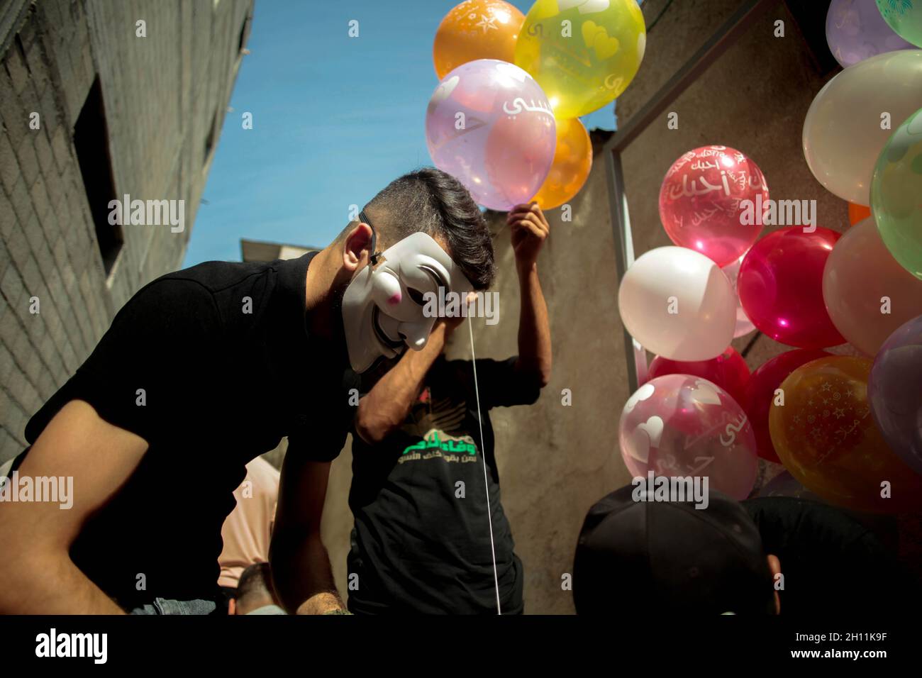 Palestinian activists launch balloons bearing pictures of prisoners in ...