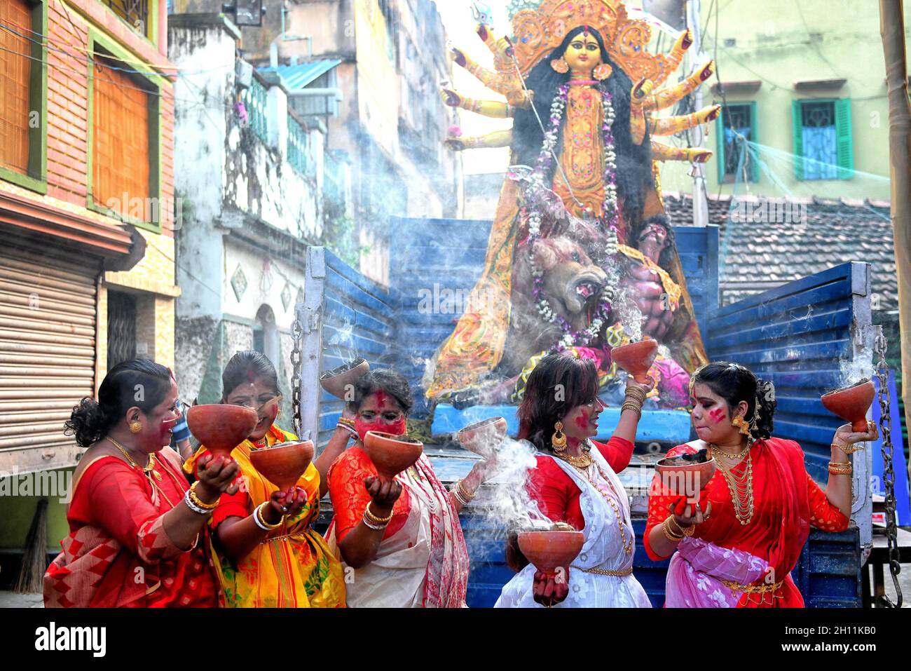 Kolkata, India. 15th Oct, 2021. Hindu women seen dancing with Dhunachi ...