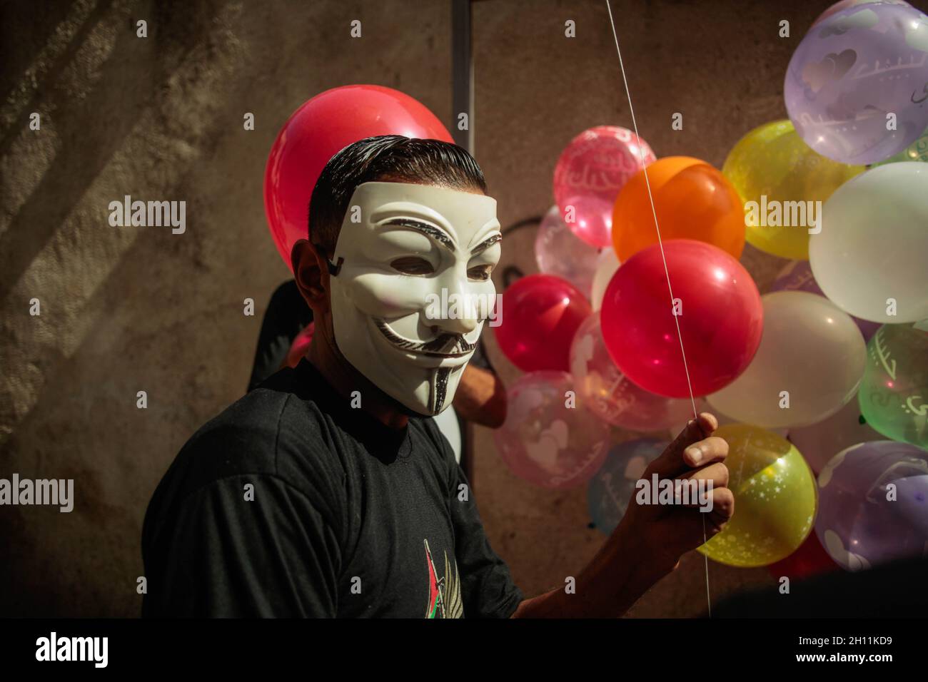 Palestinian activists launch balloons bearing pictures of prisoners in ...