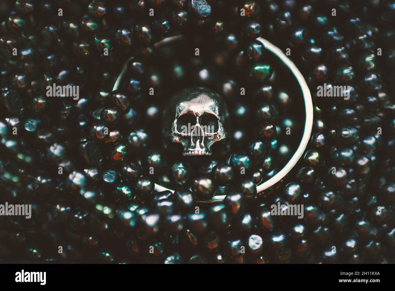 Skull and pearls hi-res stock photography and images - Alamy