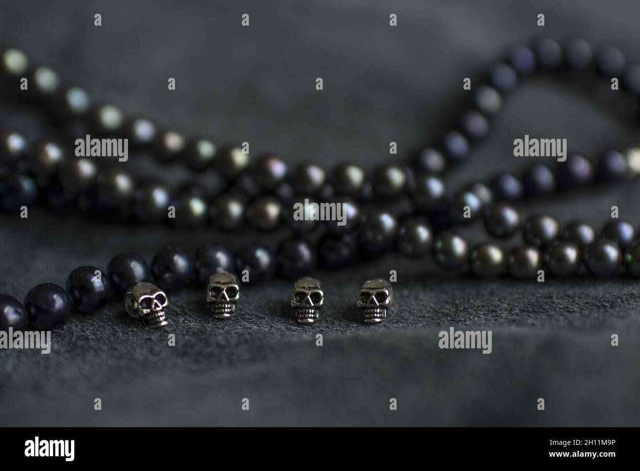 Pearl necklaces hi-res stock photography and images - Alamy