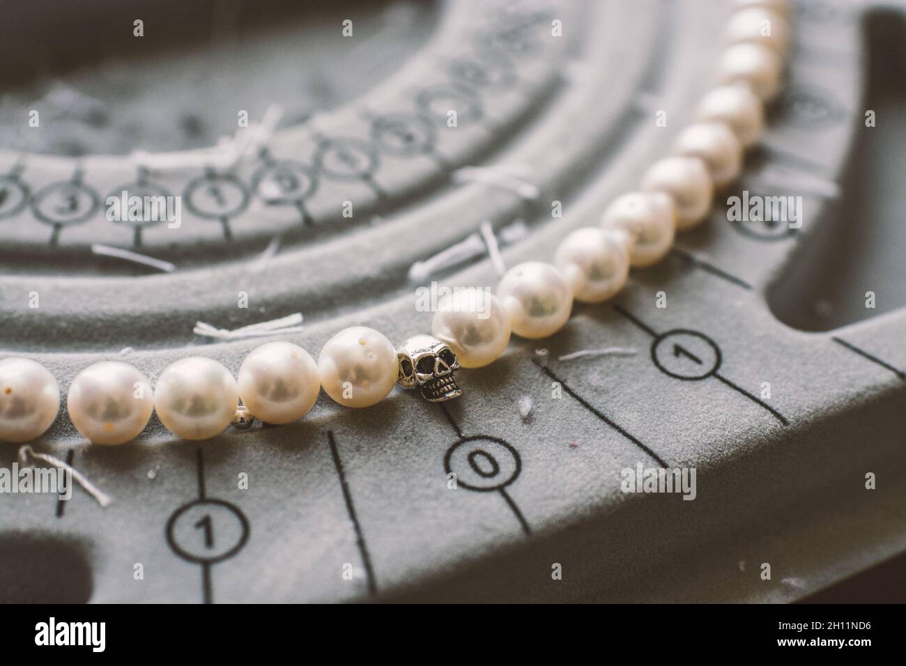 Threading pearls hi-res stock photography and images - Alamy