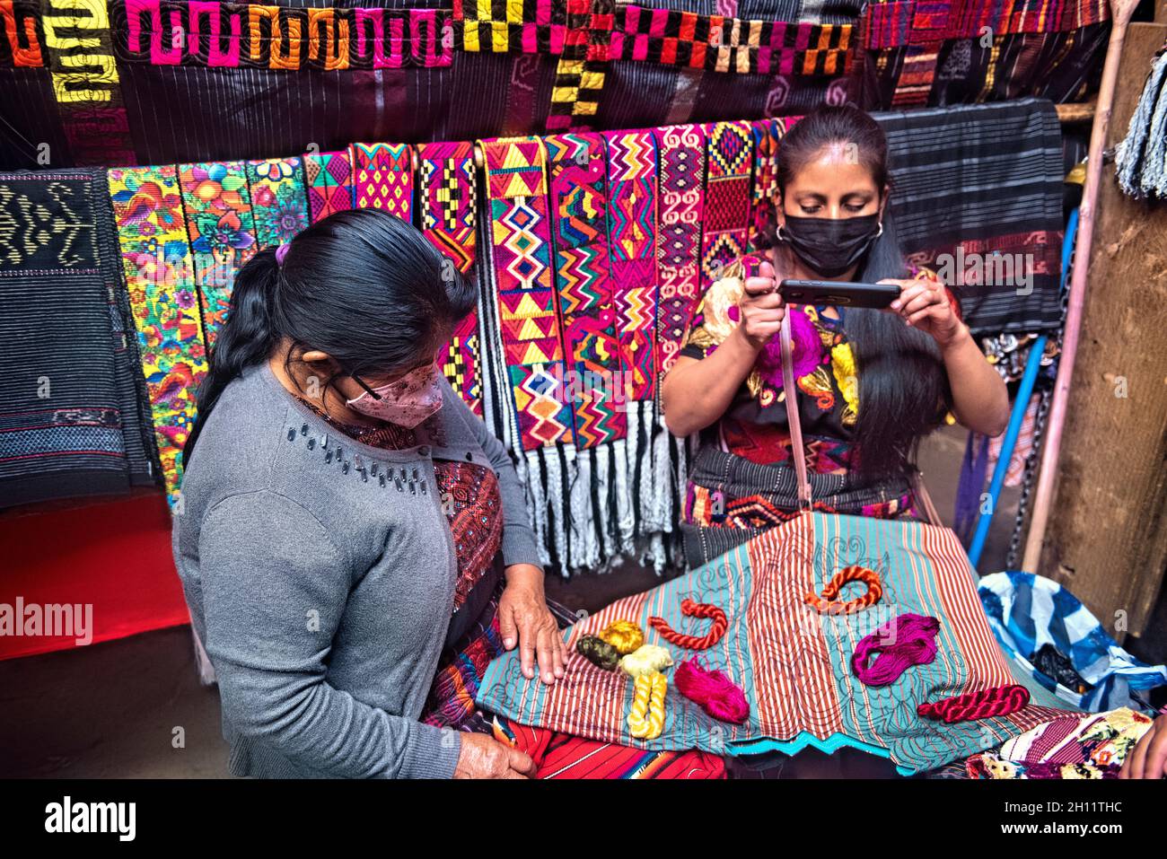 Traditional guatemalan weaving hi-res stock photography and images - Alamy