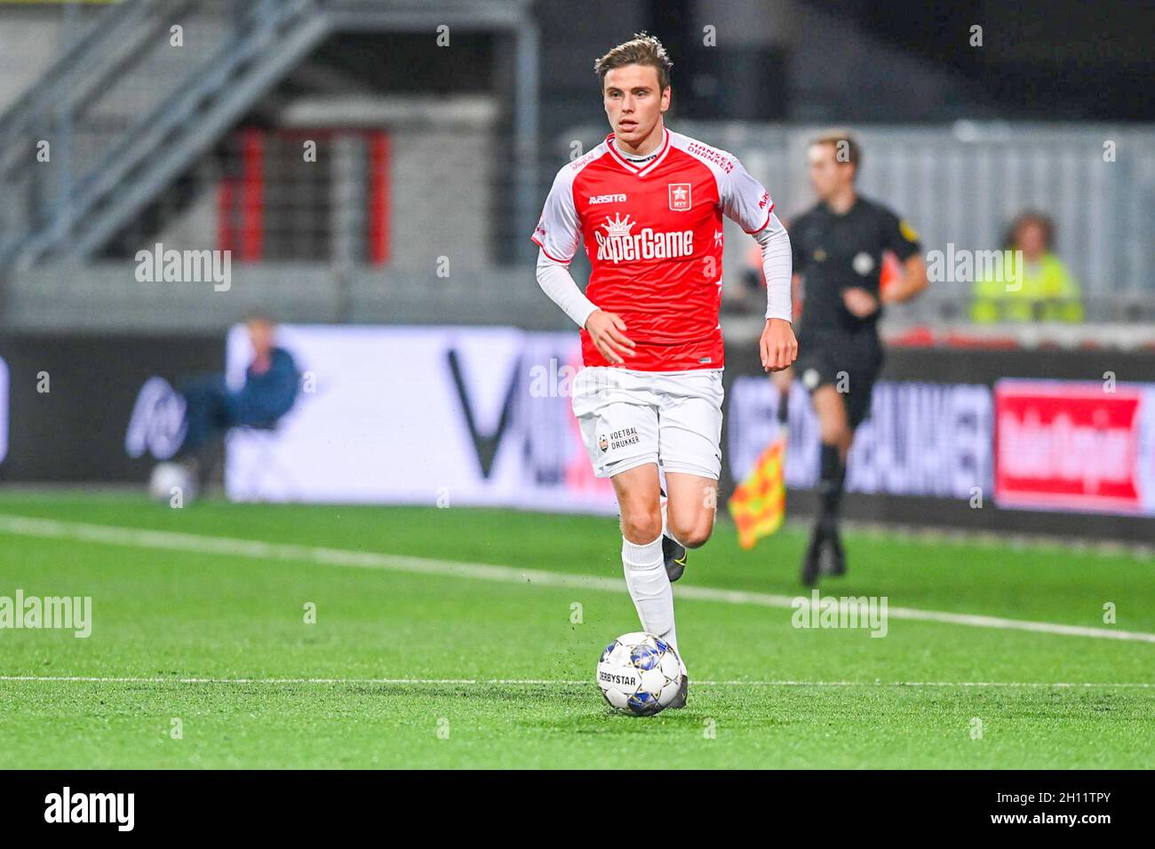 MAASTRICHT, 01-10-2021, De Geusselt Stadium, Dutch ...