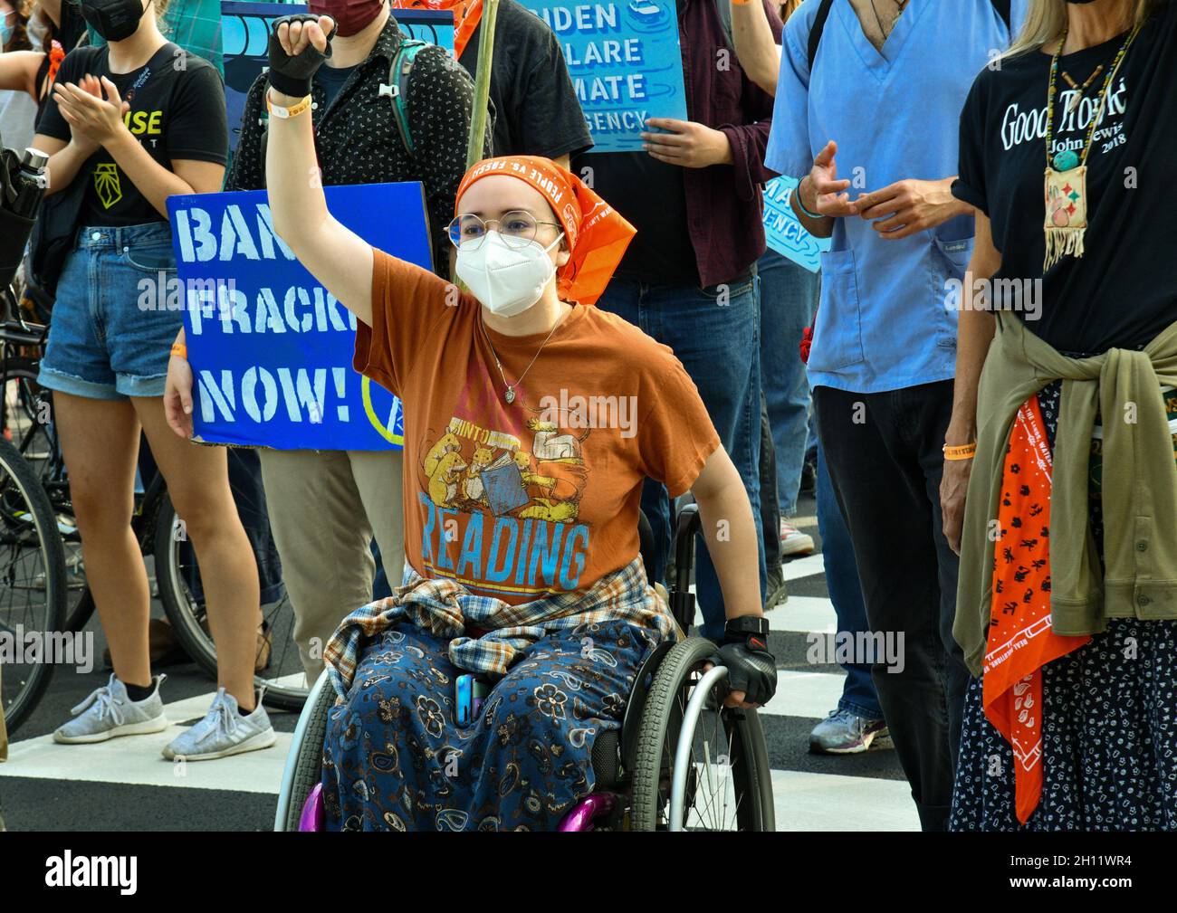 Climate change protesters march from Freedom Plaza to the U.S. Capitol ...