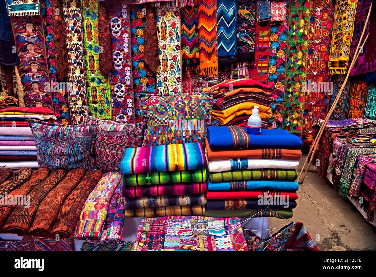Traditional Mayan textiles at the Sunday Market in Chichicastenango ...