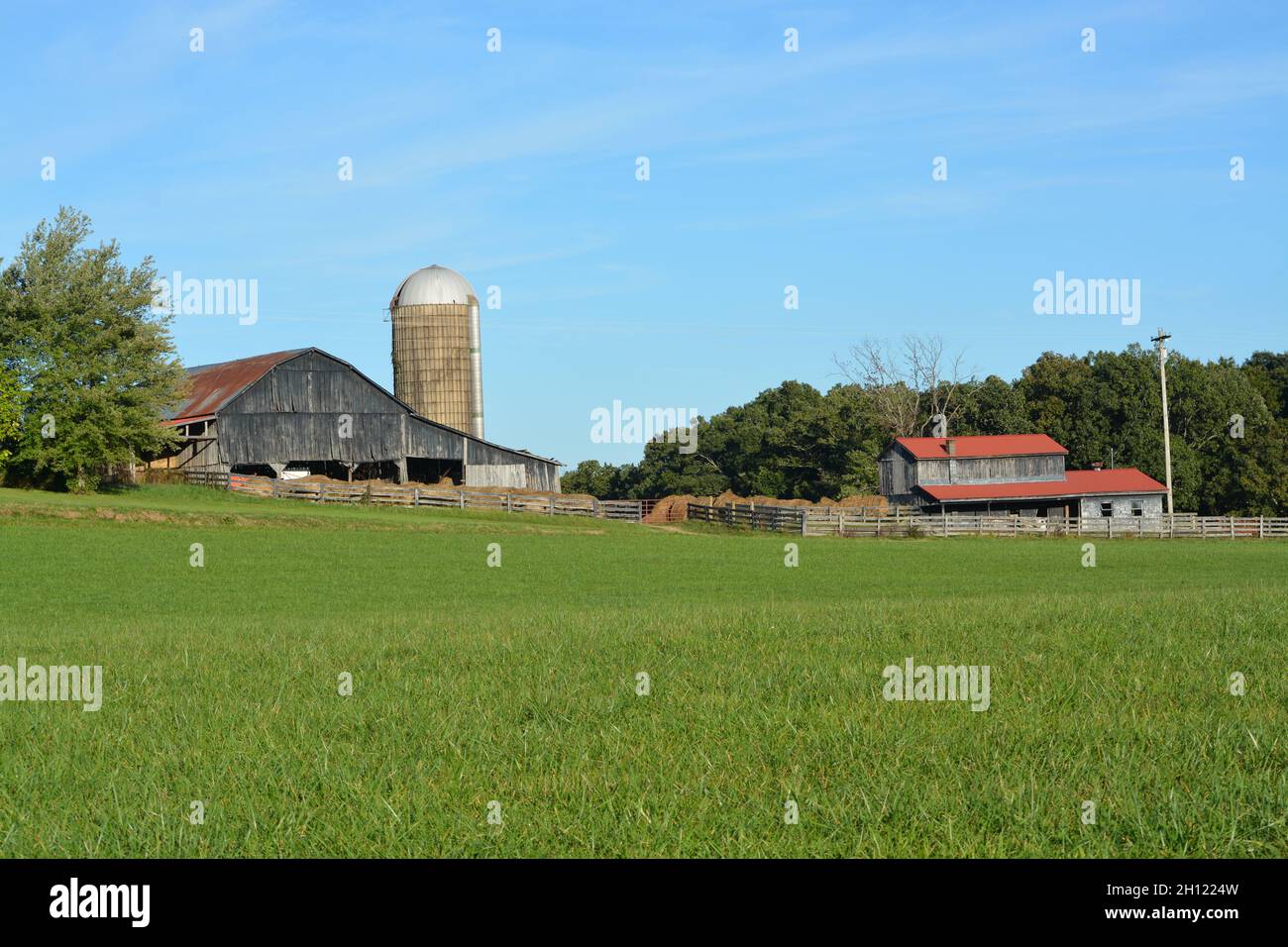 An aged barn and grain silo in the countryside of Kentucky Stock Photo ...